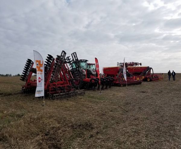 Astarta demonstrated sowing of wheat involving 15 units — Latifundist.com